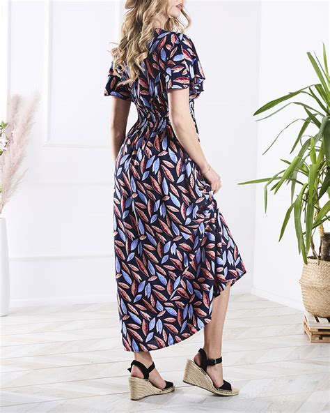 Royalfashion Granatowa damska długa sukienka w piórka Granatowy
