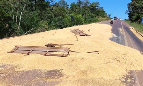 Vagão de carreta tomba e soja fica espalhada em rodovia R9 NEWS