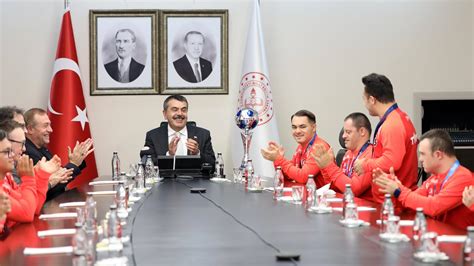 Bakan Yusuf Tekin Avrupa Ampiyonu Down Sendromlu Zel Futsal Mill