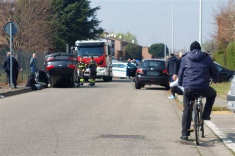 Busto Arsizio Incidente In Via Pastore Auto Si Ribalta Un Ferito E
