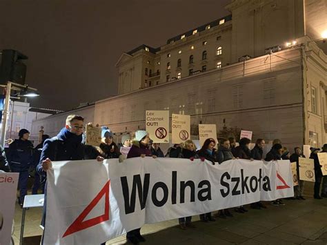 Pikieta Przed Pa Acem Prezydenckim Przeciwko Lex Czarnek Chcemy
