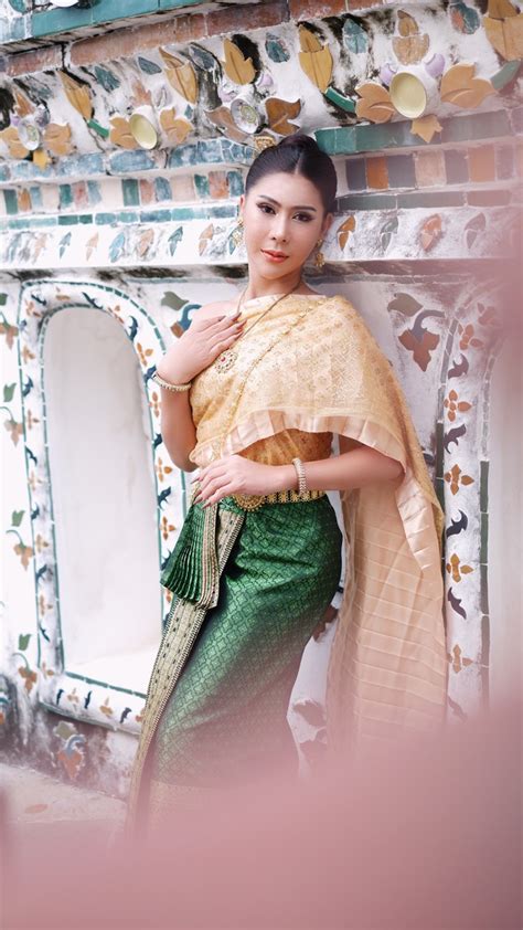 Hotgirl chuyển giới Trúc Ly tung ảnh tình tứ bên trai lạ sau đám cưới