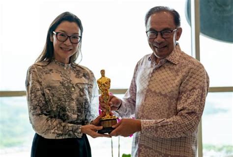 Michelle Yeoh Bawa Trofi Oscar Kunjung Pm Anwar Astro Awani