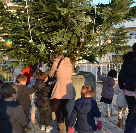 Les enfants décorent le sapin