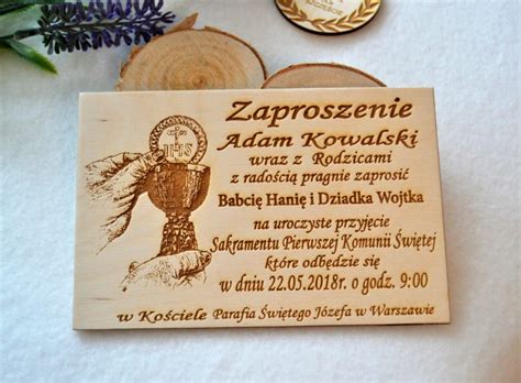 Drewniane zaproszenie na I Komunię Świętą DECOCZAR
