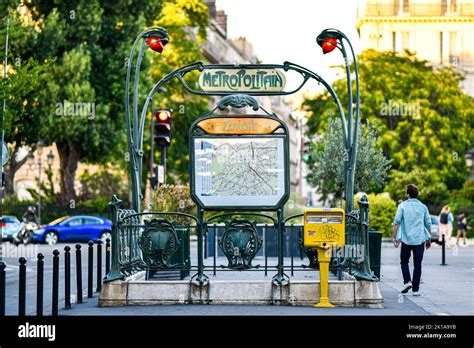 Panneau portant le logo du métro symbole jaune devant une station de