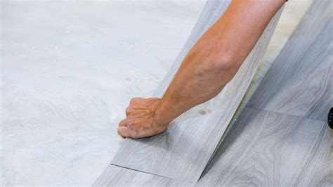Comment poser des lames et des dalles de PVC adhésives