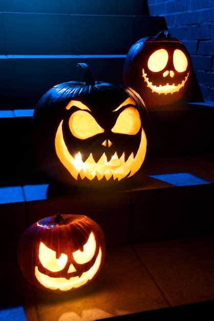 Abóboras de halloween assustadoras nas escadas Foto Grátis