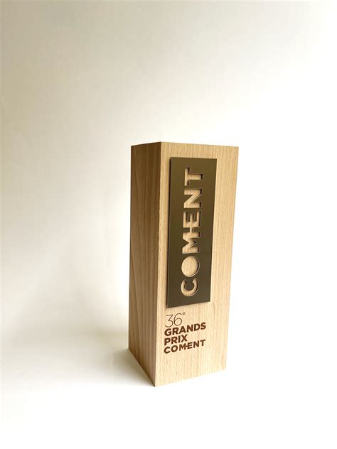 Trophée en bois personnalisé avec gravure et plaque EDITEO
