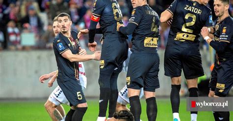 Górnik czekał na kontrę i w końcu to zrobił Korona Kielce przegrała w