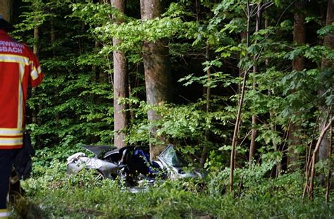 Porsche prallt gegen mehrere Bäume zwei junge Menschen tot