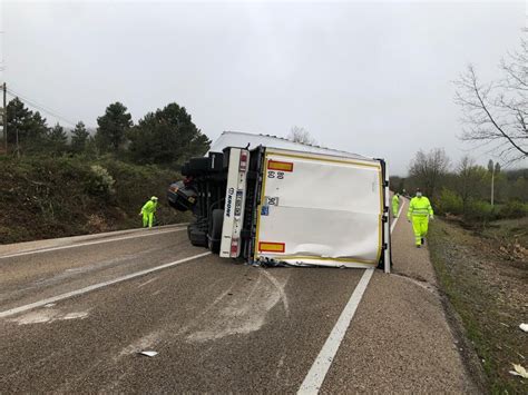 Un espectacular vuelco de un camión en la N 122 corta por completo la