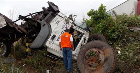 G1 Acidente entre caminhões deixa três feridos na BR 153 no Tocantins