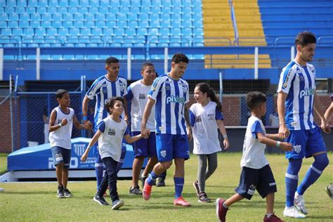 Projeto leva crianças e adolescentes para o jogo do Avaí na Ressacada