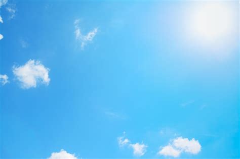 Cielo Azul Con Nubes Blancas Suaves Foto Premium