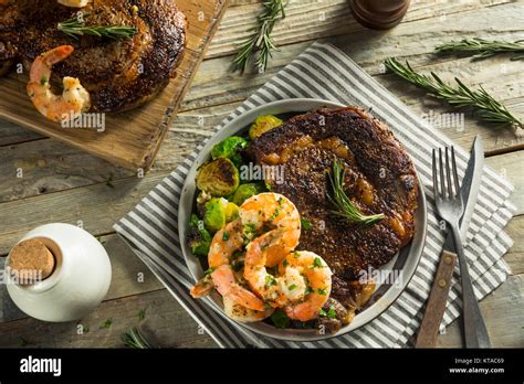 Steak Aux Crevettes Banque D Image Et Photos Alamy