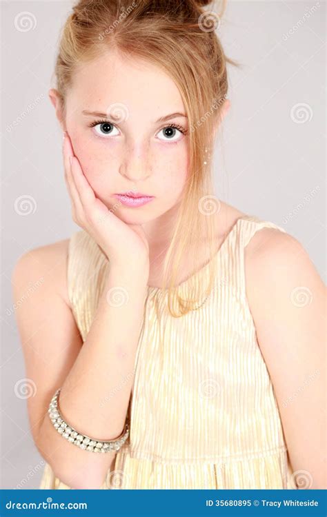 Het Jonge Meisje Van Het Meisjesblonde Met Grote Ogen Stock Afbeelding