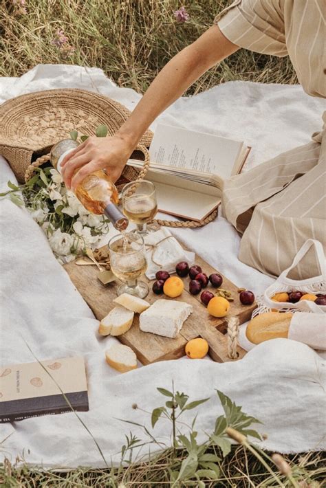 How To Create A Picnic Aesthetic Outfit Ideas And 5 Things To Pack