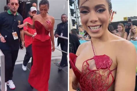 Anitta chega seio à mostra no MTV VMA 2022 Veja OFuxico