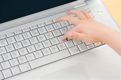 Cómo escribir o poner el guión bajo y el símbolo en el teclado del