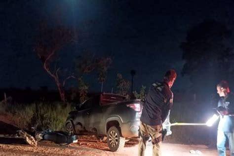 Mulher morre e marido e filha ficam feridos em colisão entre moto e