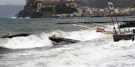 Sicilia Nella Morsa Del Vento A Messina Sfiorata La Tragedia