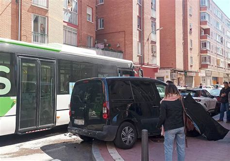 Valladolid Aparatosa colisión entre un autobús de Auvasa y una