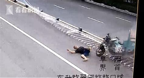 视频｜男子醉酒骑电动摩托撞上护栏 酒醒后竟装傻不认账护栏民警界首市新浪新闻