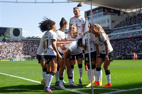 Campe O Corinthians Goleia O Internacional E Conquista O Brasileir O