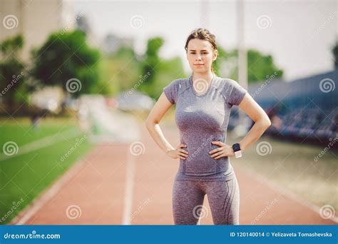 Portrait D Une Belle Jeune Femme Caucasienne Avec De Longs Cheveux Dans