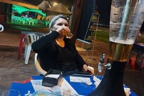 Ta Liberado Bb Elize Matsunaga Aparece Em Bar Na Praia E Pode Ter