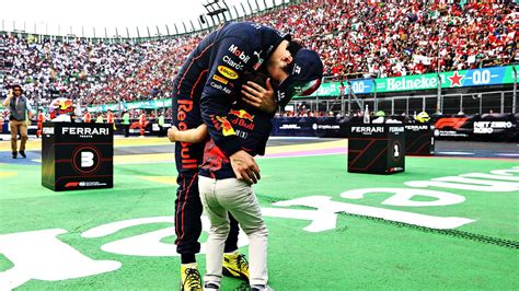Checo Pérez y el emotivo festejo de su familia tras podio en el Gran