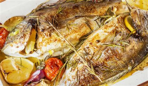 cómo hacer pescado al horno con verduras y guarniciones
