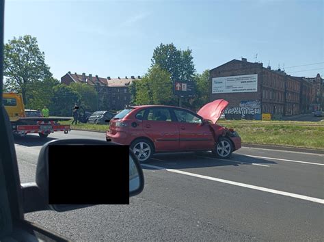Wypadek na DTŚ w Katowicach dwie osoby hospitalizowane Na miejscu