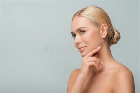 Femme Nue Touchant Le Visage Sur Le Gris Photo Stock Image Du Bonheur