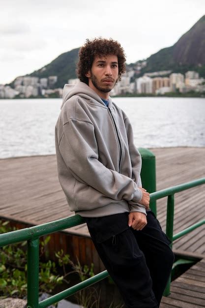 Homem Triste E Contemplativo Sentado Beira Do Lago Foto Gr Tis