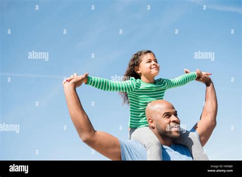 Papa avec sa fille sur les epaule Banque de photographies et dimages à