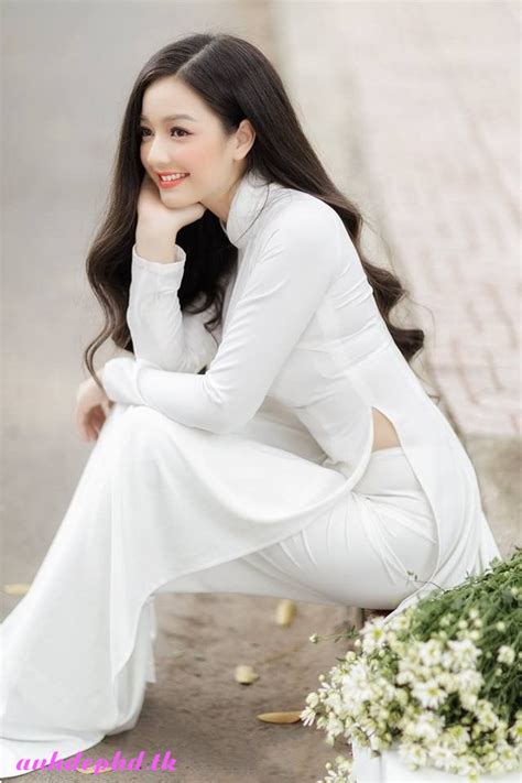 Hot girl Quỳnh Trâm đẹp tinh khôi trong tà áo dài trắng