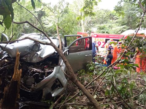 Três ficam feridos após carro sair da pista e bater em árvore na BR 153