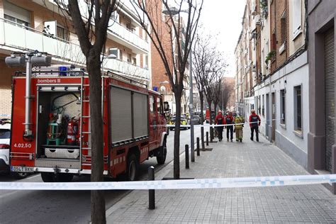 Vídeo Se derrumba parte de un edificio de cinco plantas en Badalona