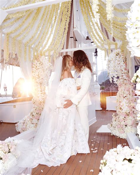 Esta foi a reação de Heidi Klum ao ver o seu vestido de noiva pela