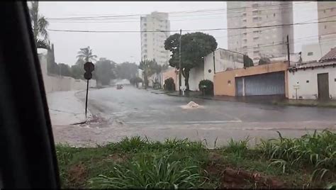 Chuva em Uberlândia deixa mercado alagado cratera em obra e