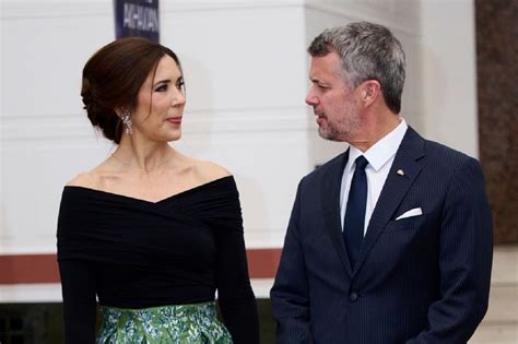Federico De Dinamarca Y Su Esposa Mary Reaparecen Serios Tras La