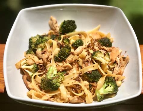 Pasta Con Pollo Y Brocoli A La Parmesana Varios De Pollo