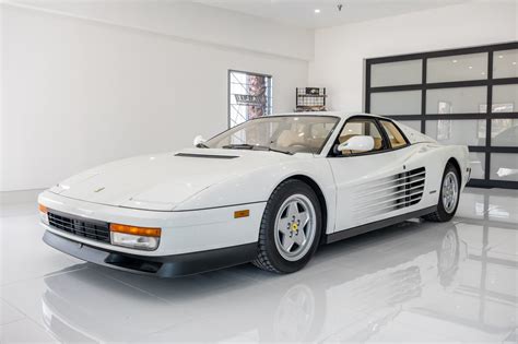 Une Splendide Ferrari Testarossa Blanche De 1991 Style Miami Vice