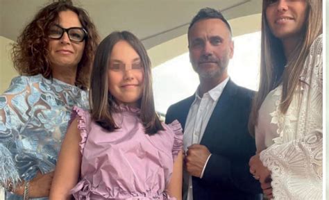 Nek Allanagrafe Filippo Neviani 51 Anni Insieme A Sua Moglie