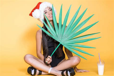 穿着黑色泳衣和圣塔帽的满长微笑的亚洲女高清图片下载 正版图片503363251 摄图网
