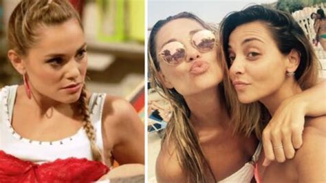 Joy Esther Nos Chers Voisins Pose Sensuellement Topless