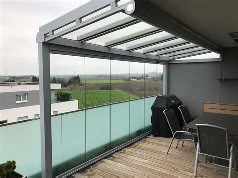 Aluminium Terrassenüberdachung auf Balkon montiert
