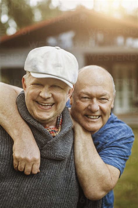 Porträt Eines Glücklichen Schwulen Mannes Der Sich Im Garten Auf Die Schultern Seines Partners